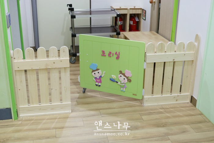앤스나무세종푸르니어린이집안전문조리실안전문주방안전문주방안전울타리주방울타리안전문원목울타리나무울타리어린이집울타리