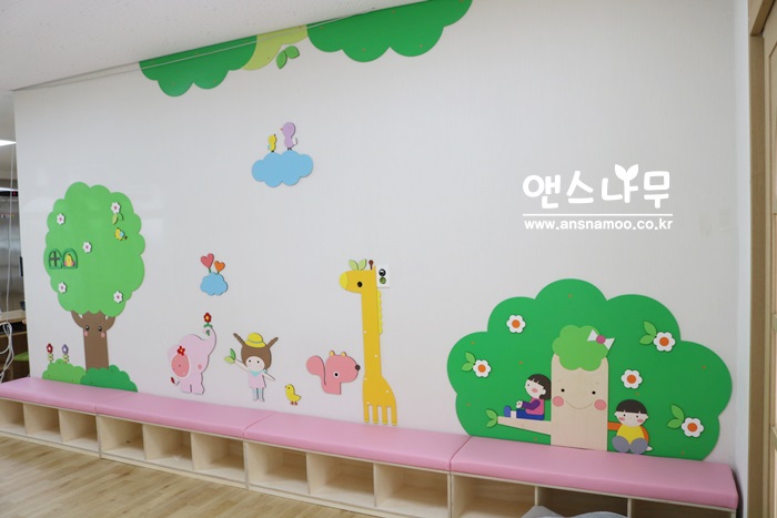 유치원환경구성환경꾸미기현관입구도서공간영역구성자작원목나무벽면장식교실가벽제작칸막이제작소파책꽂이벤치책진열대천장형명패