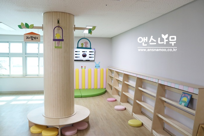 대평유치원현관도서환경구성현관입구꾸미기기둥나무패널작업책진열대유아쿠션매트원형유아책상유치원어린이집도서영역도서책장앤스나무